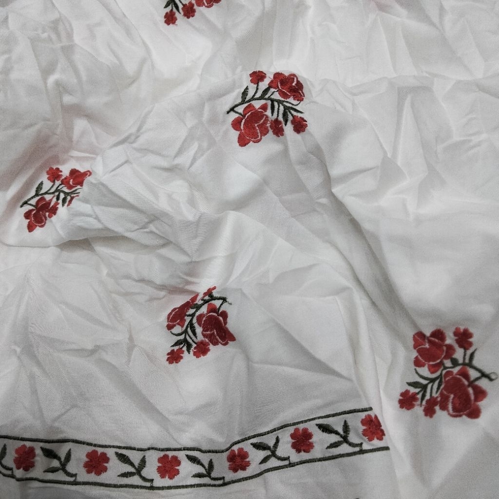 Jual KAIN KATUN BORDIR PINGGIRAN MOTIF BUNGA MERAH | Shopee Indonesia
