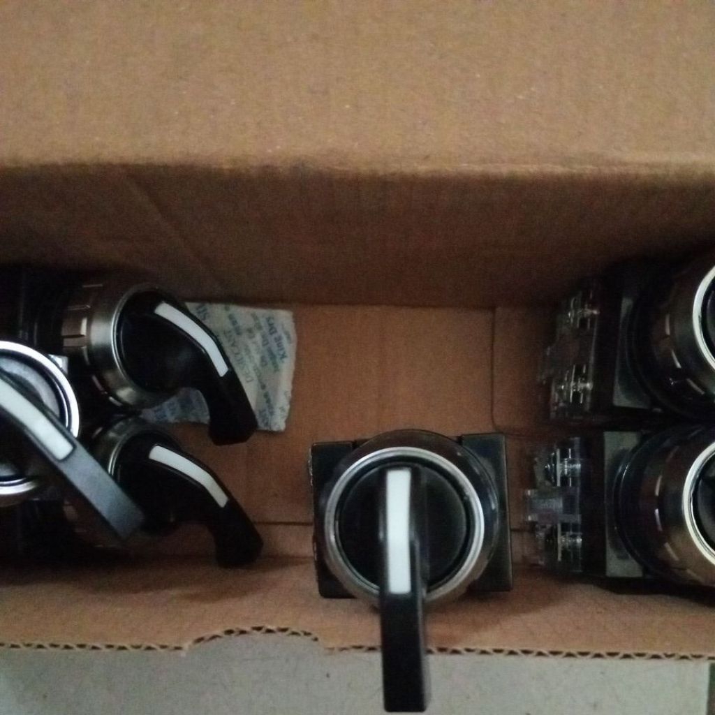 Jual Selektor Switch 3 Posisi ON-OFF-ON 25 mm hanyoung | Shopee Indonesia