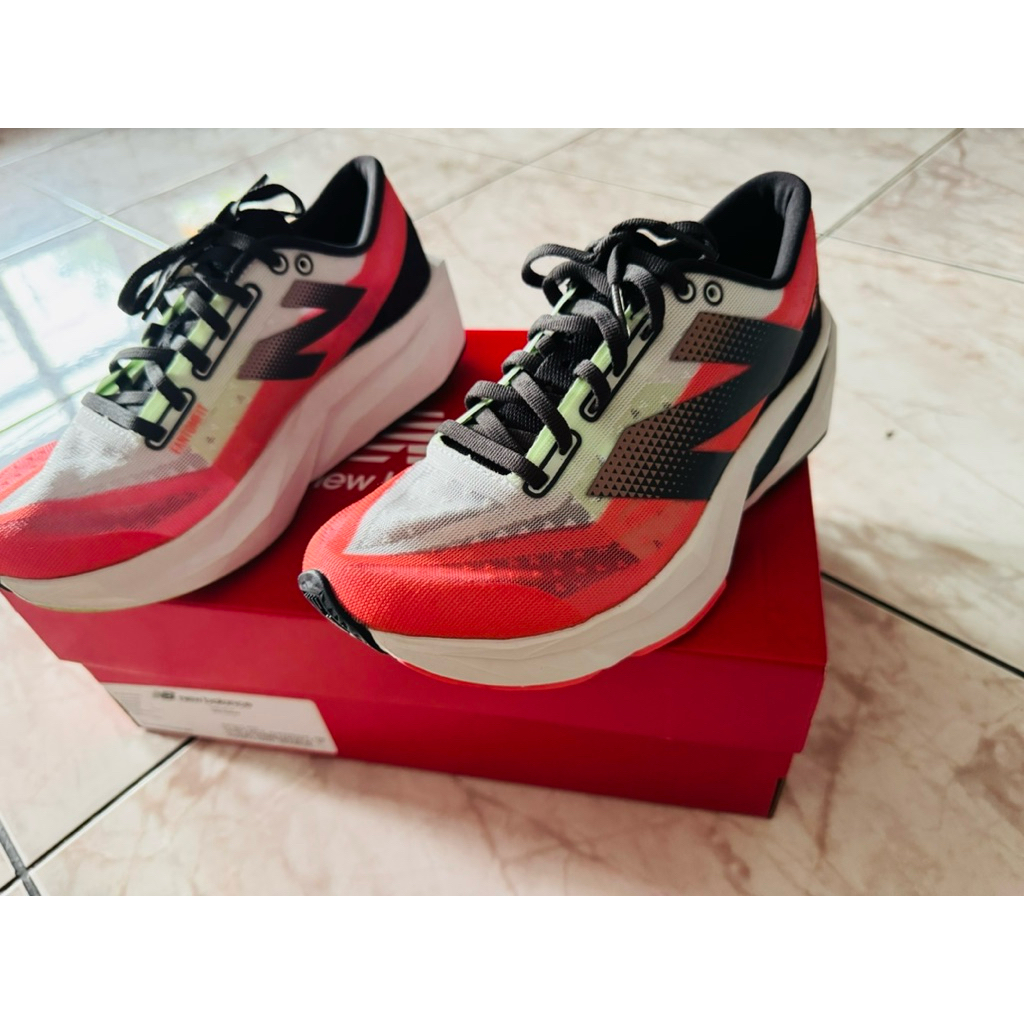 Jual Preloved Bekas Sepatu running New Balance FuelCell Rebel v4 ...