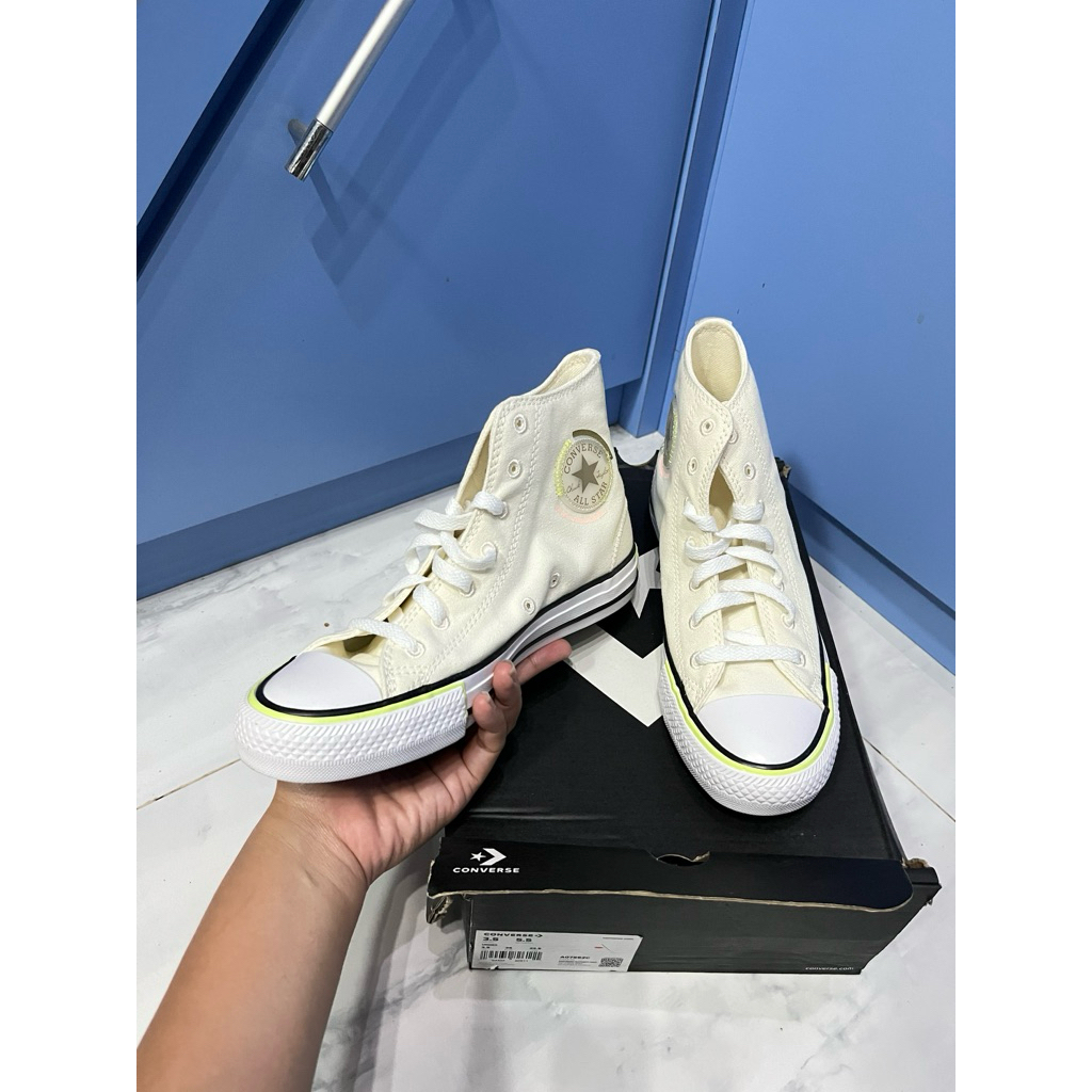 Jual Sepatu Converse cream/ putih tulang high ukuran 36 sale 75% ...
