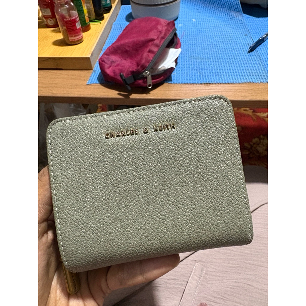 Jual NETTTT Preloved dompet Charles and Keith | Shopee Indonesia