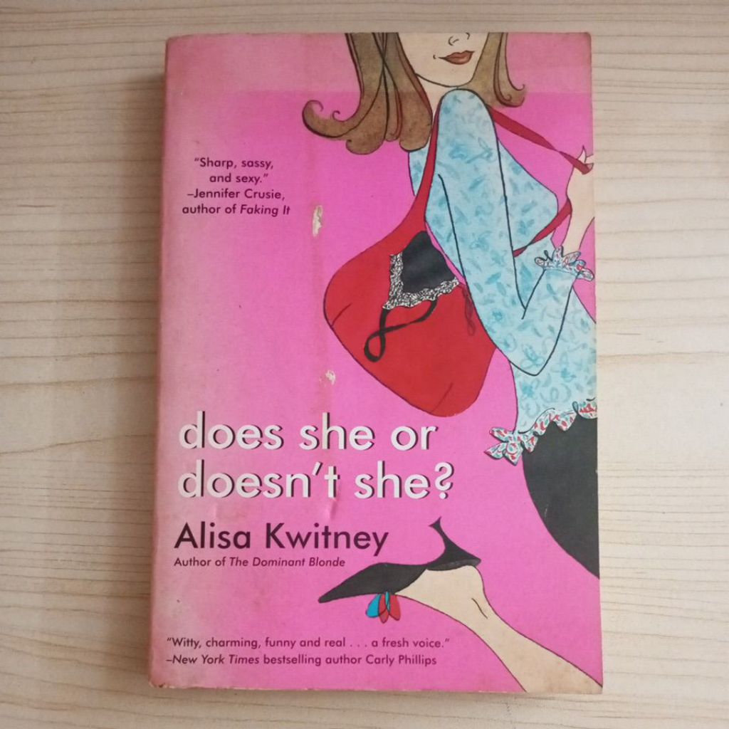Jual NOVEL DOES SHE OR DOESNT SHE BY ALISA KWITNEY | Shopee Indonesia