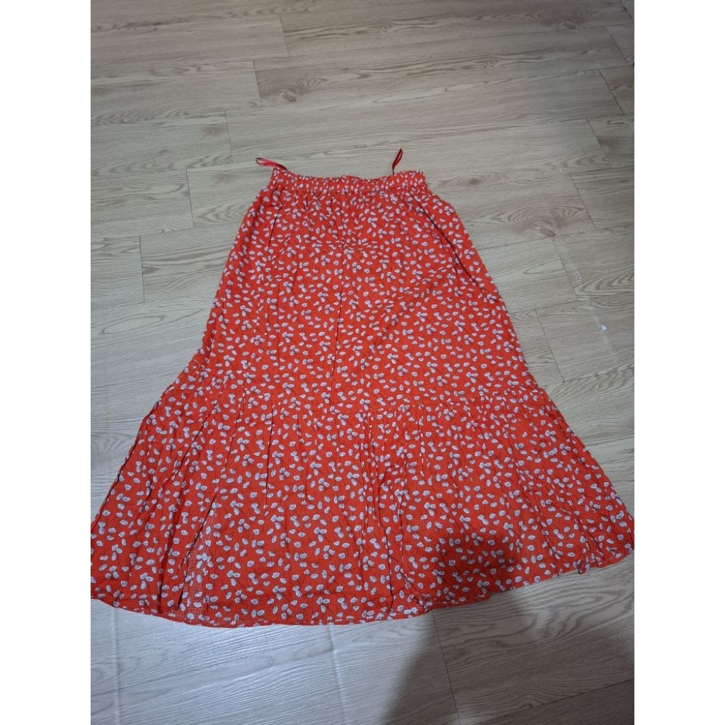 Jual rok uniqlo colab paul joe merah | Shopee Indonesia