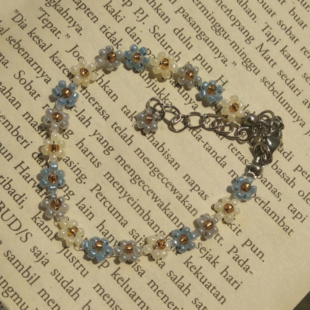Jual [BACA DESKRIPSI] FLOWER BLOOMING BRACELET | Gelang daisy manik ...