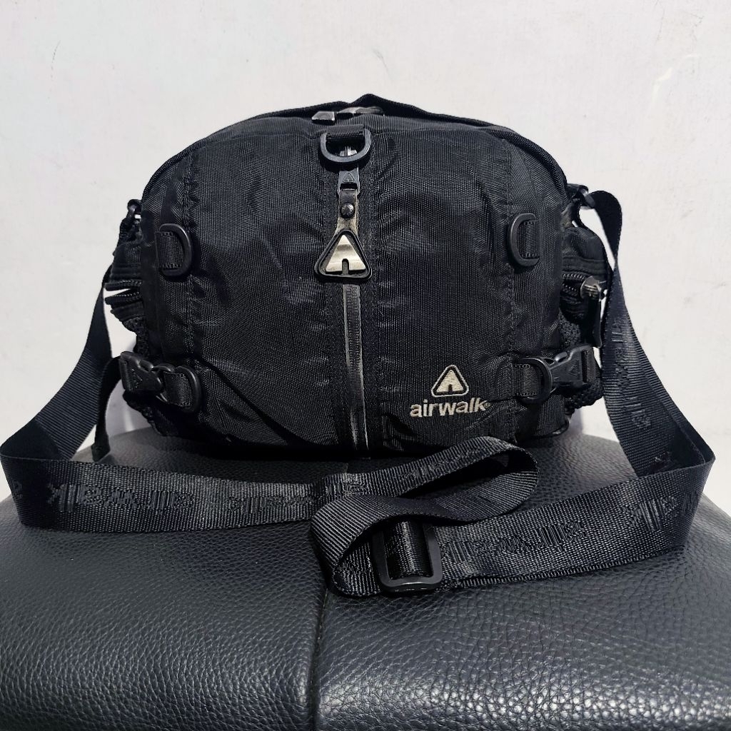 Jual Airwalk Sling Bag / tas selempang Airwalk hitam | Shopee Indonesia