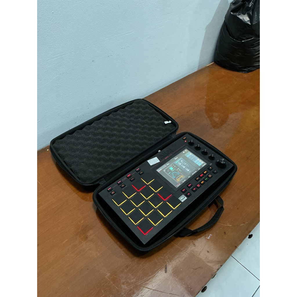 Jual AKAI MPC LIVE + CASE + SSD 500gb UPGRADE | Shopee Indonesia