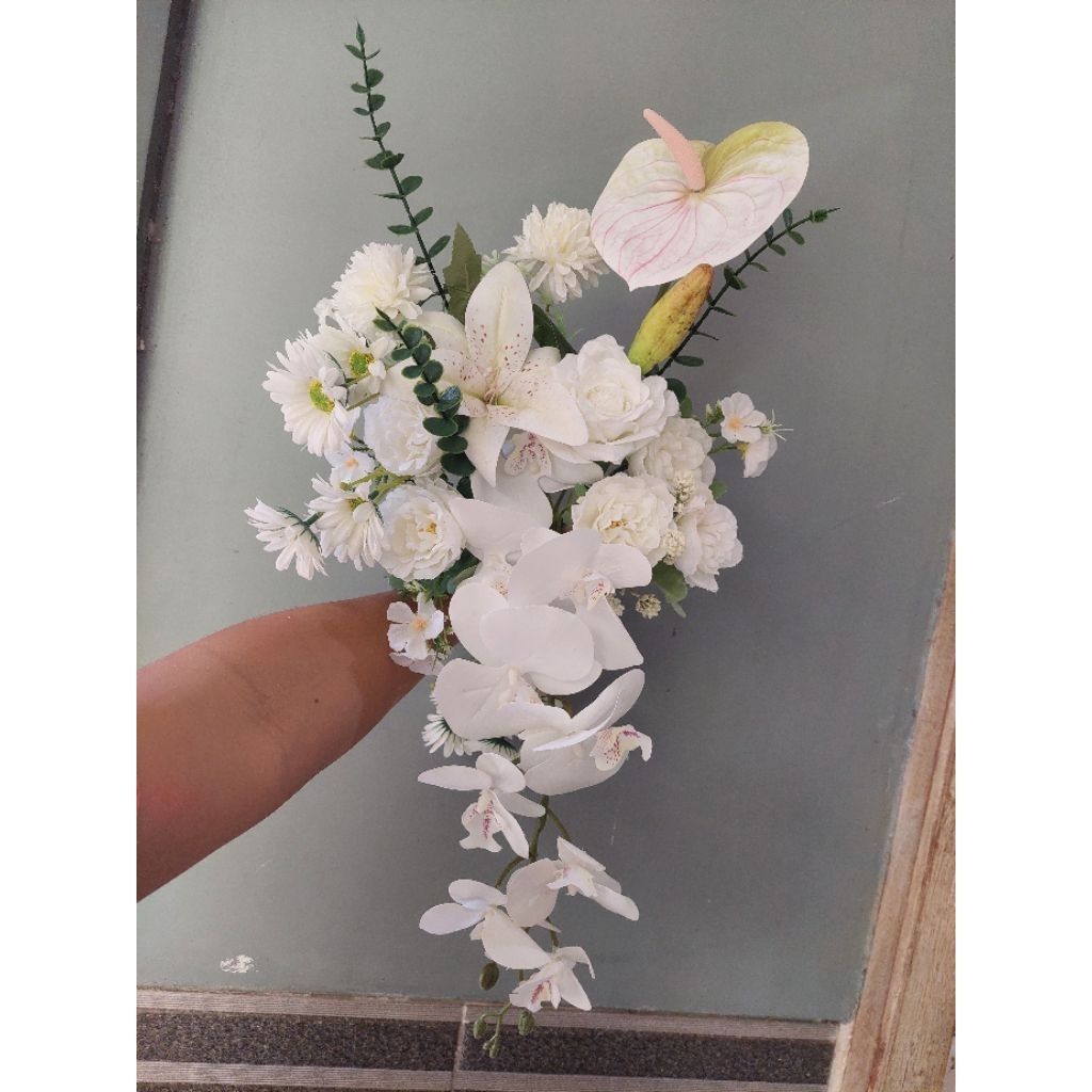 Jual (2) hand bouquet wedding cascade, buket bunga lamaran, engagement ...