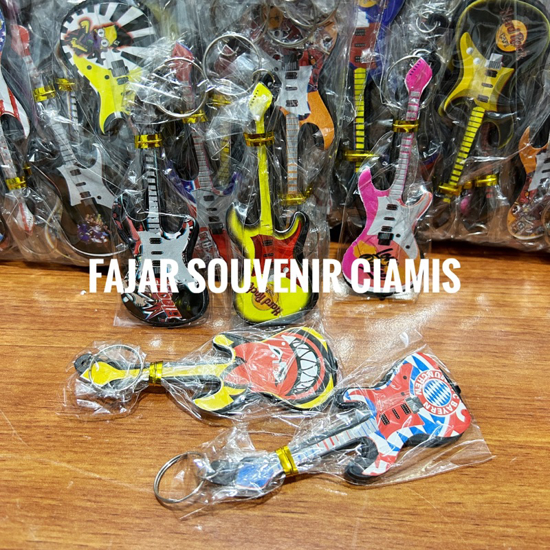 Jual isi 100 PCS Souvenir pernikahan gantungan kunci gitar stiker kemas plastik souvenir hadiah ...