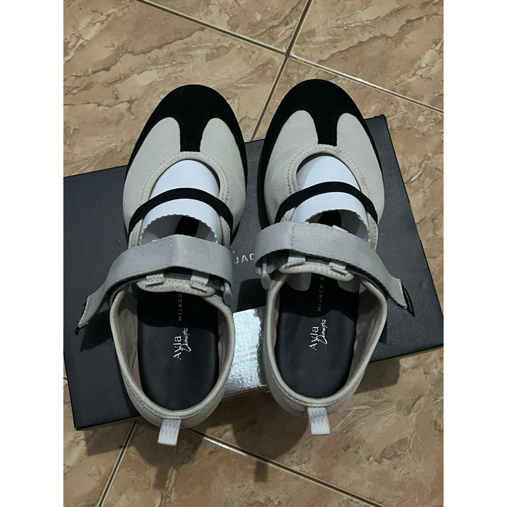 Jual hijack sandal x ayla dimitri twyla sputnik preloved | Shopee Indonesia