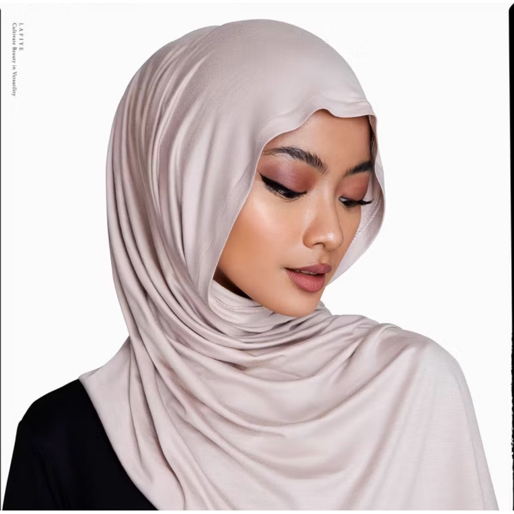 Jual lafiye Skiv Rou Scarf warna Taupe ori like new masih lengkap pouch ...