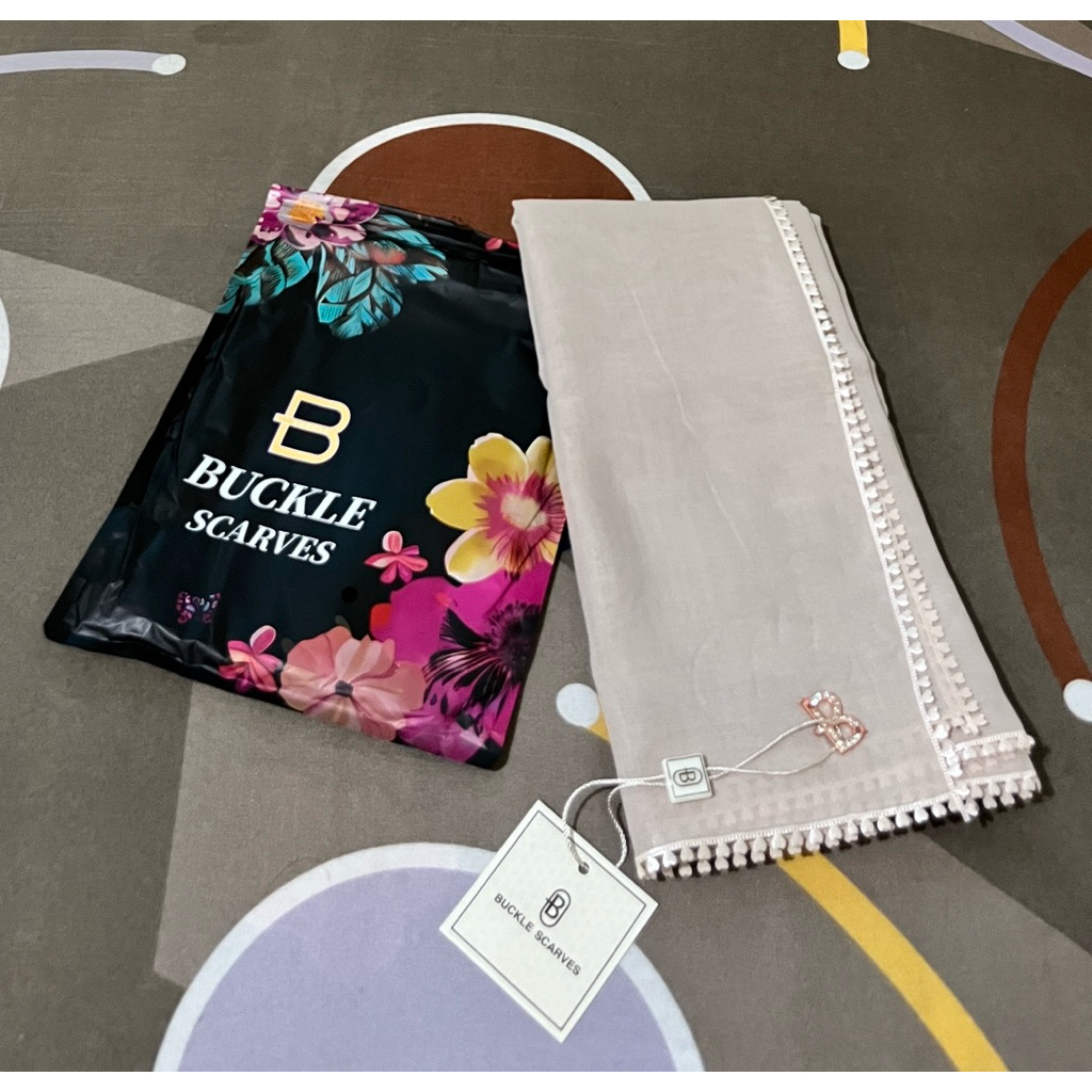 Jual Jilbab segi empat buckle scarves | Shopee Indonesia