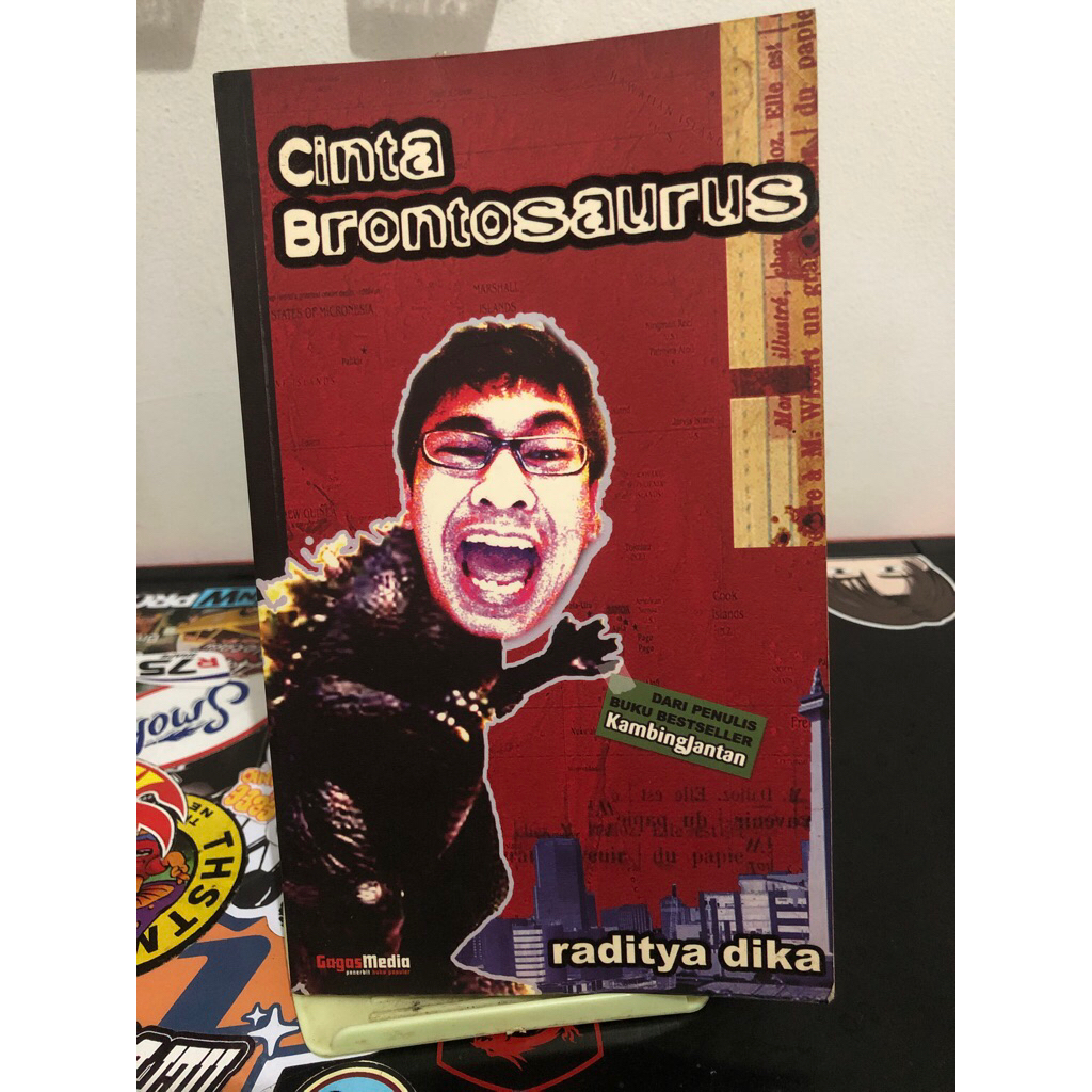 Jual [PRELOVED] Buku Komik Novel – Raditya Dika Cinta Brontosaurus ...