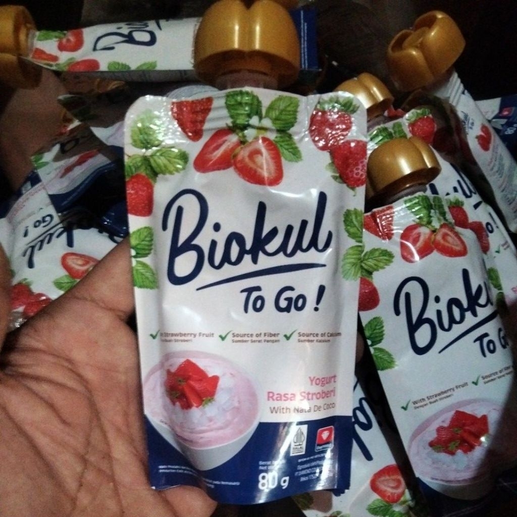 Jual BIOKUL TO GO YOGURT RASA STRAWBERI 80 g | Shopee Indonesia