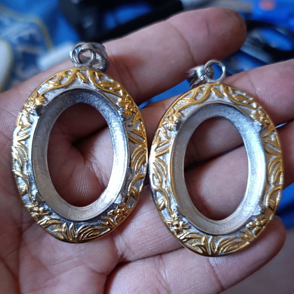 Jual CL 16 Cangkang Liontin Titanium Warna Kombinasi Gold Silver Dim ...