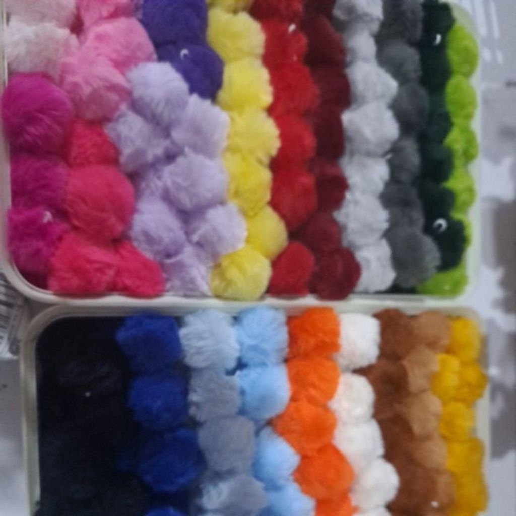 Jual pom pom bandul bulu halus 20 pcs.ukuran 5 cm.note warna silahkan ...