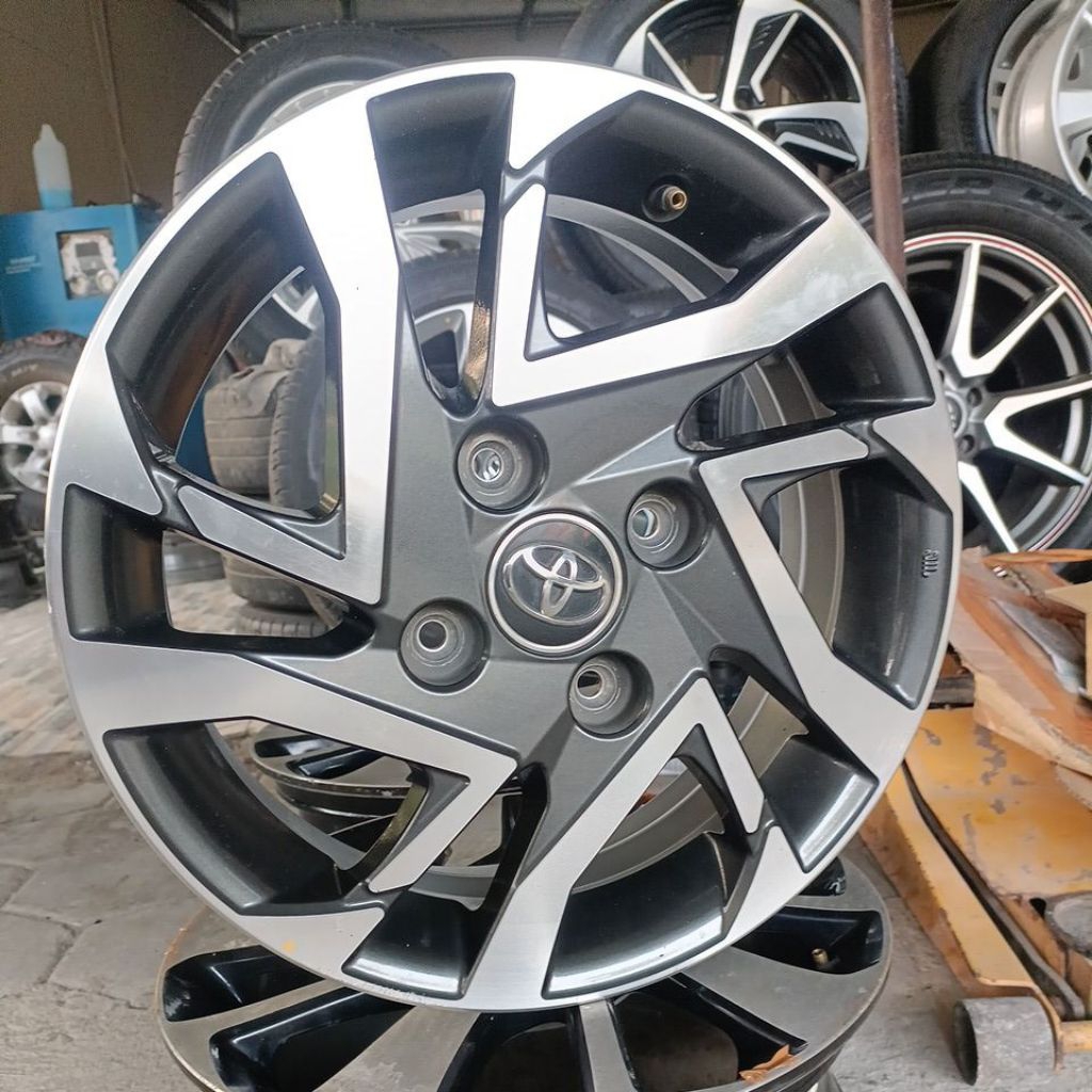 Jual velg original oem Toyota Avanza Veloz 2019-2025 | Shopee Indonesia