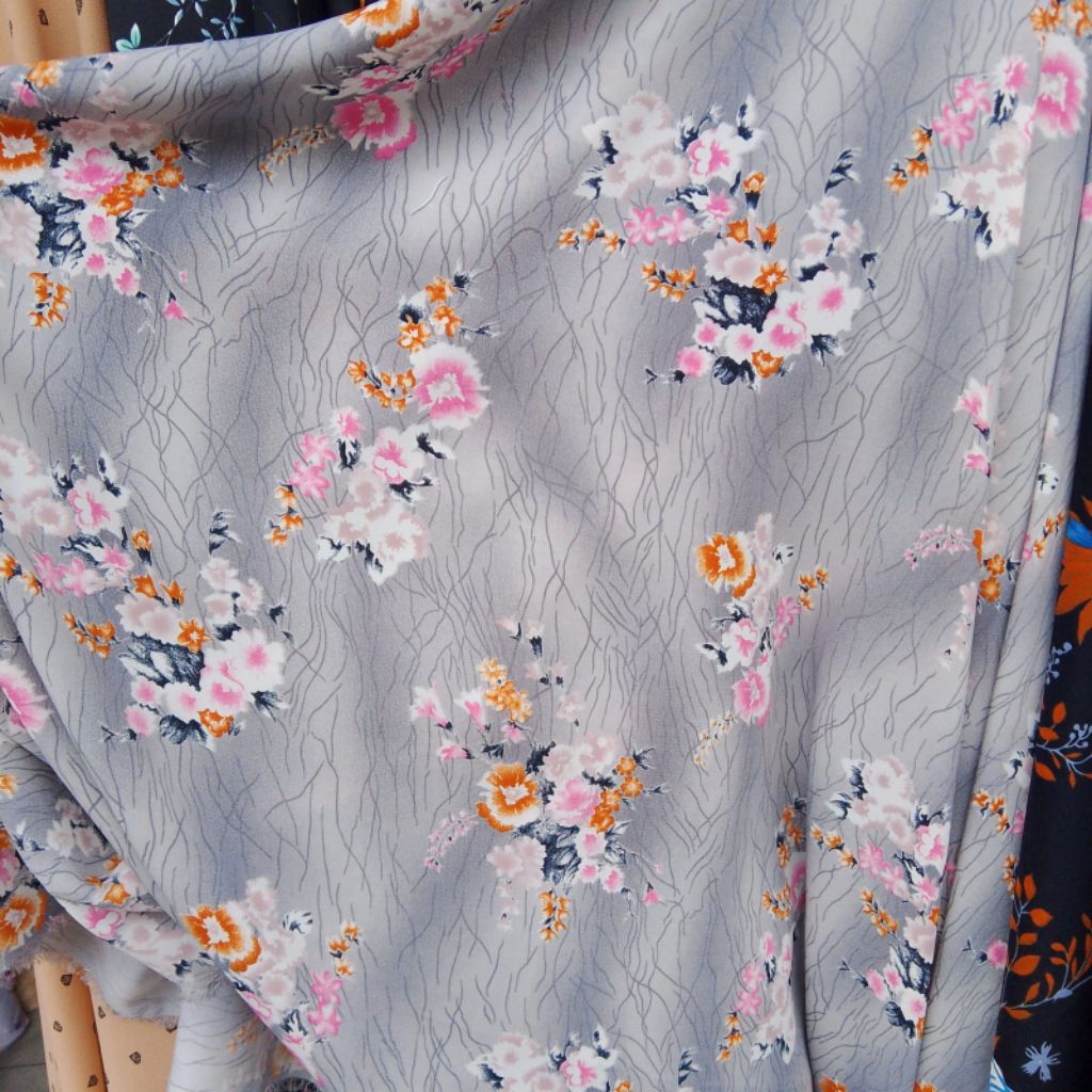 Jual Kain Satin Motif Bunga Abu Pink Orange – Halus, Glosy, Elegan ...