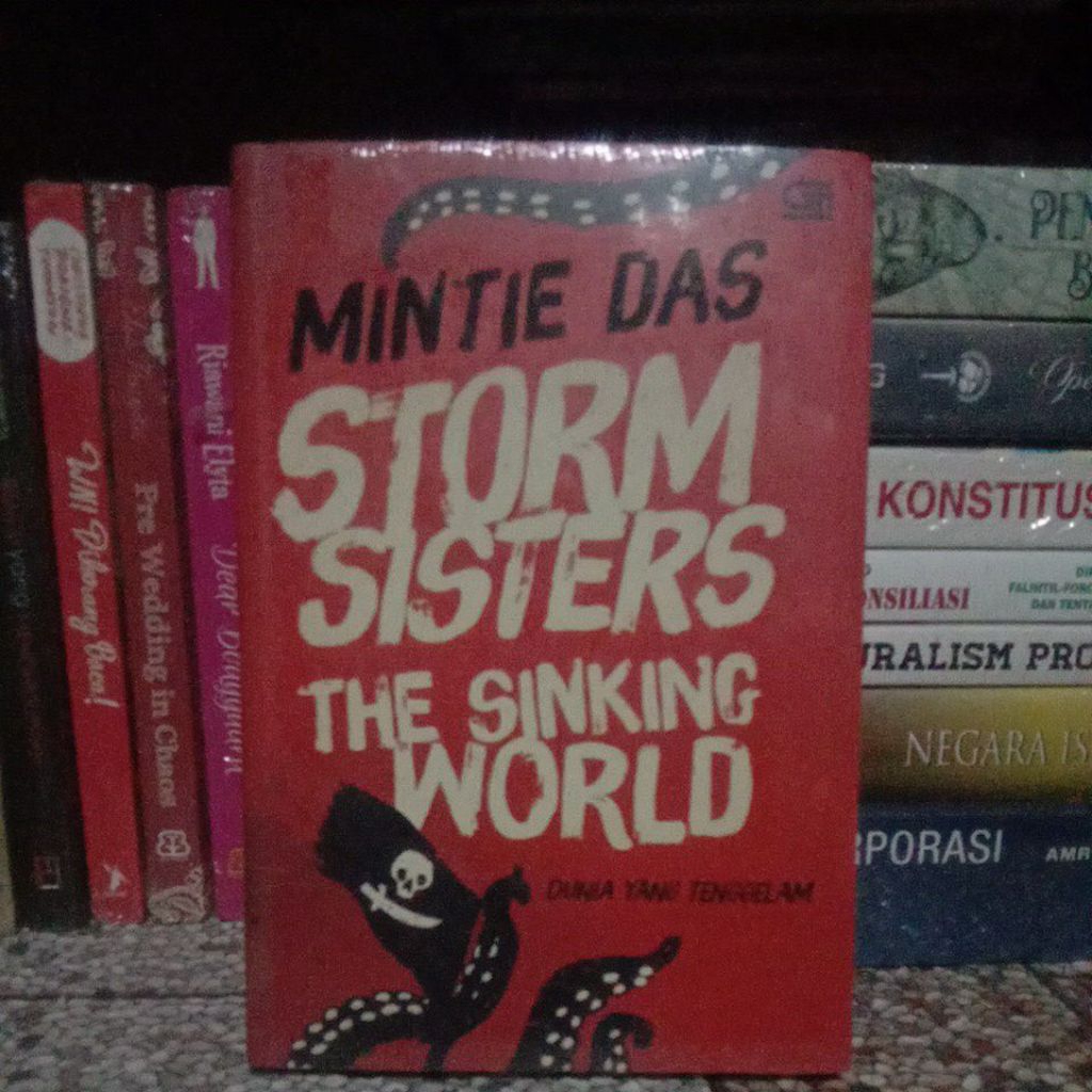 Jual buku novel STORM SISTERS, The Sinking World -- Mintie Das | Shopee Indonesia