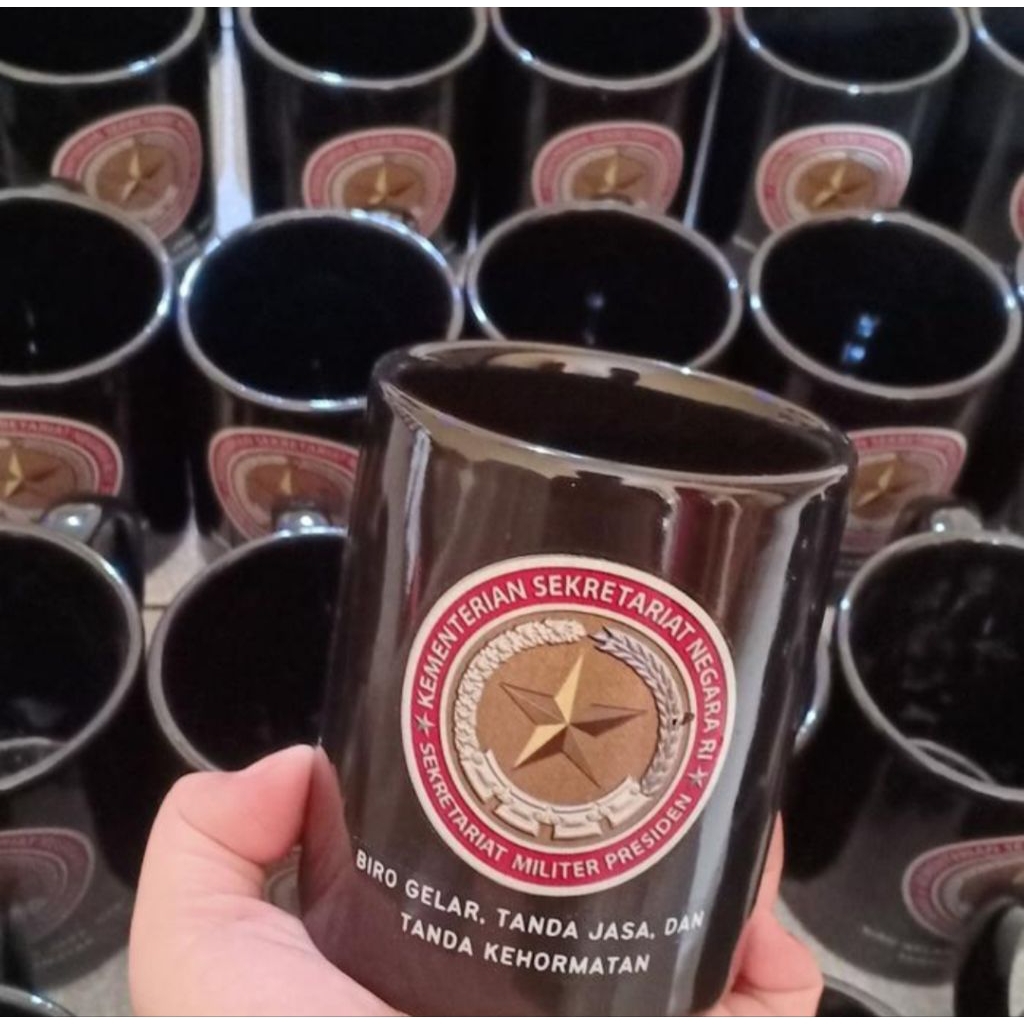 Jual mug hitam custom ulang tahun, logo perusahaan, promosi, khitanan ...