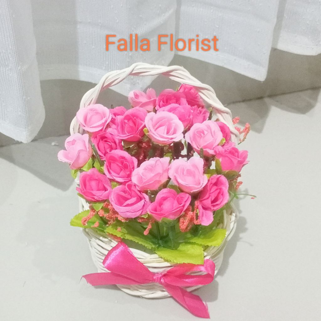 Jual satu buket bunga mawar dan vas keranjang rotan hand made | Shopee ...