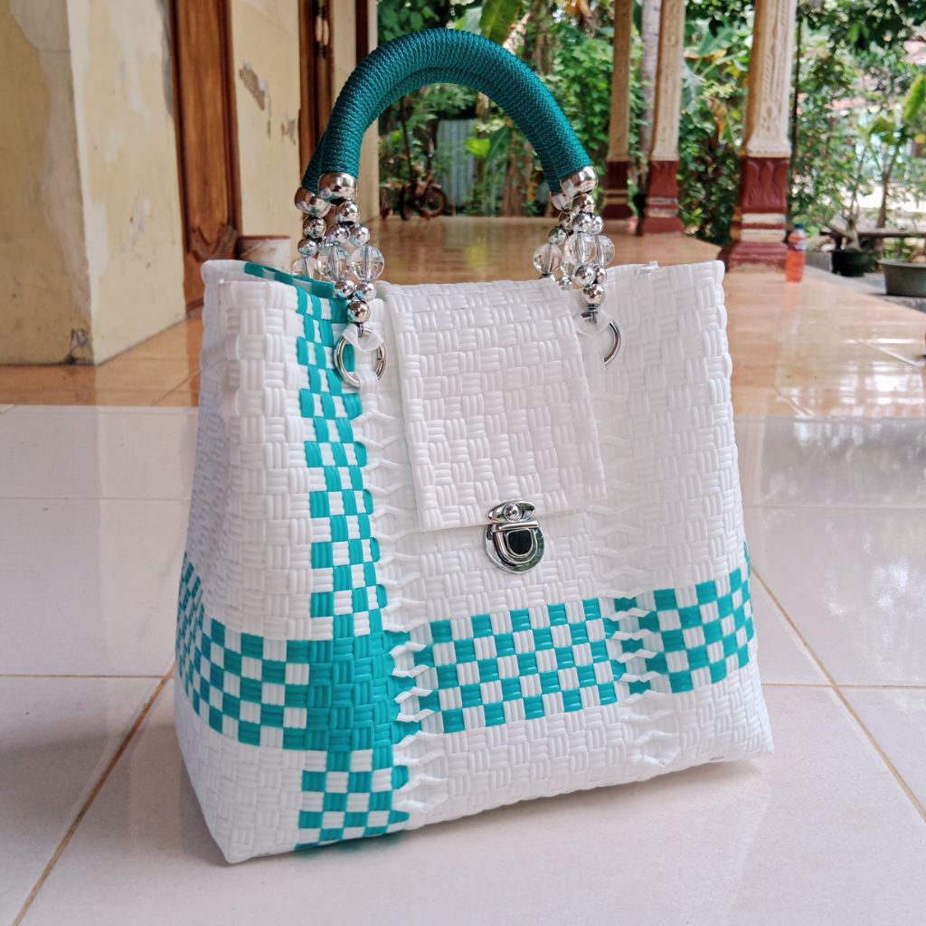 Jual Tas Anyam Jali Tali Putih Garis Kancing Besi | Shopee Indonesia
