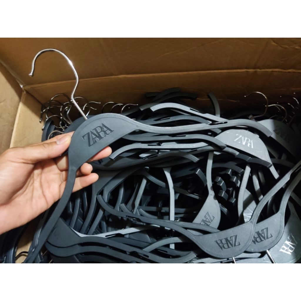 Jual Hanger hitam gantungan baju plastik hitam ZARA murah | Shopee ...