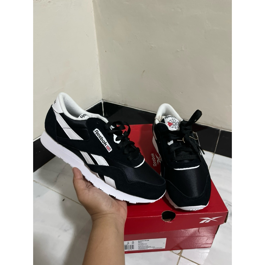 Jual Sepatu Reebok hitam list putih unisex (bs men/ women) ukuran 39 ...