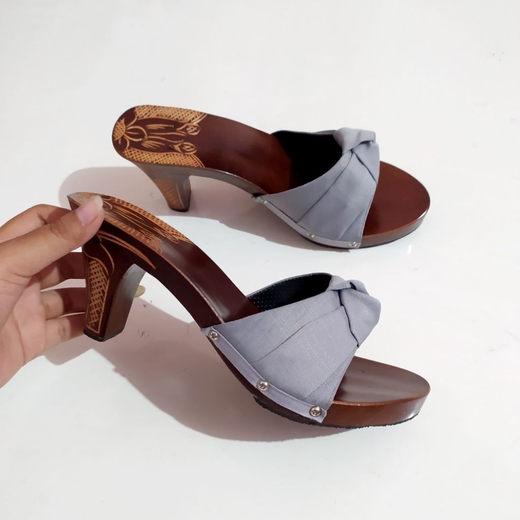 Jual sandal wanita heels ukir 7cm sanggul / sandal kelom geulis heels ...