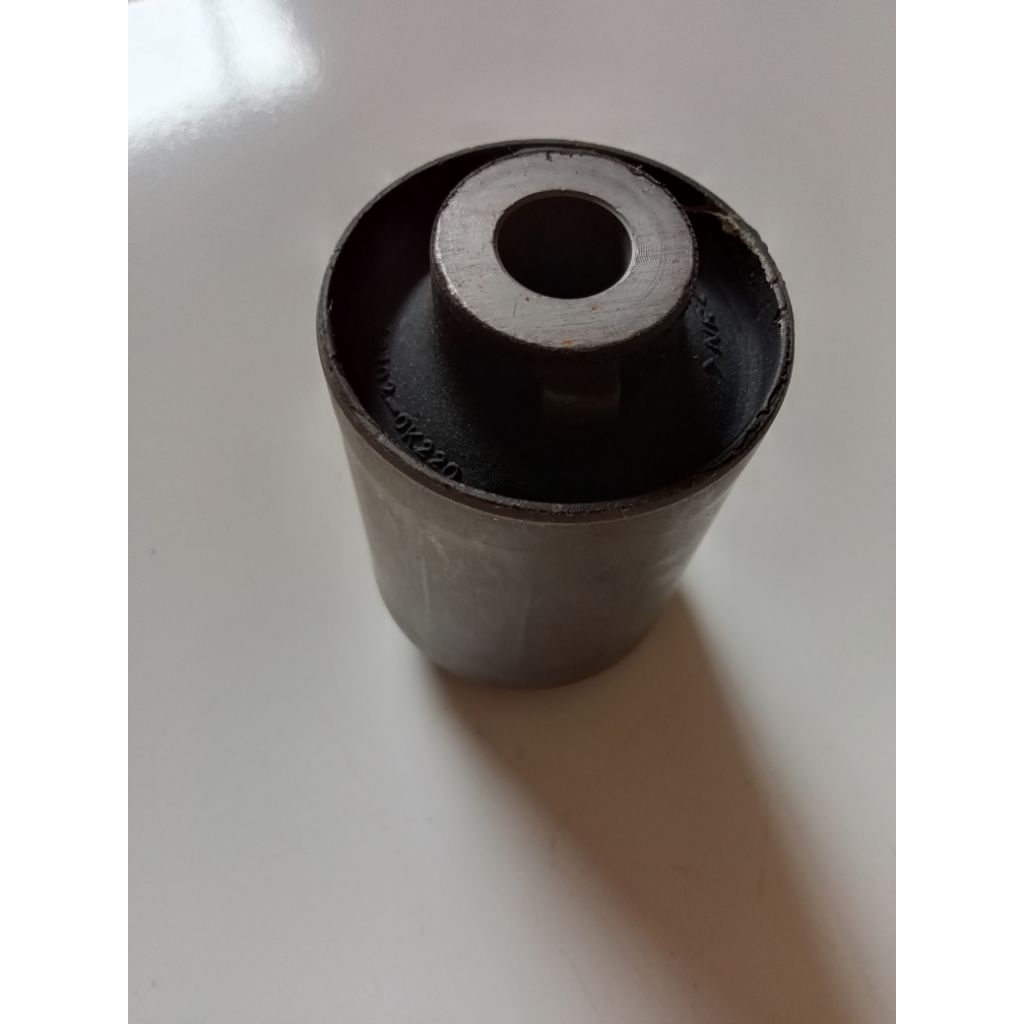 Jual bushing bos arm belakang Toyota Innova Fortuner 48702-OK220 ...