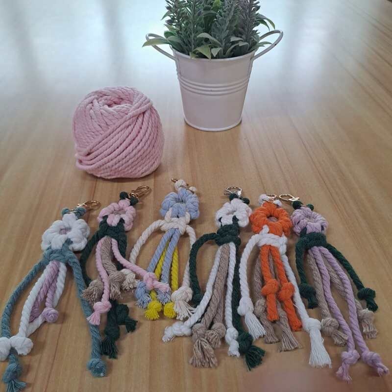 Jual Flower macrame keychain, gantungan kunci macrame bunga kecil ...