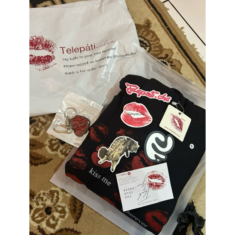 Jual Hoddie Kiss me black telepati.che | Shopee Indonesia