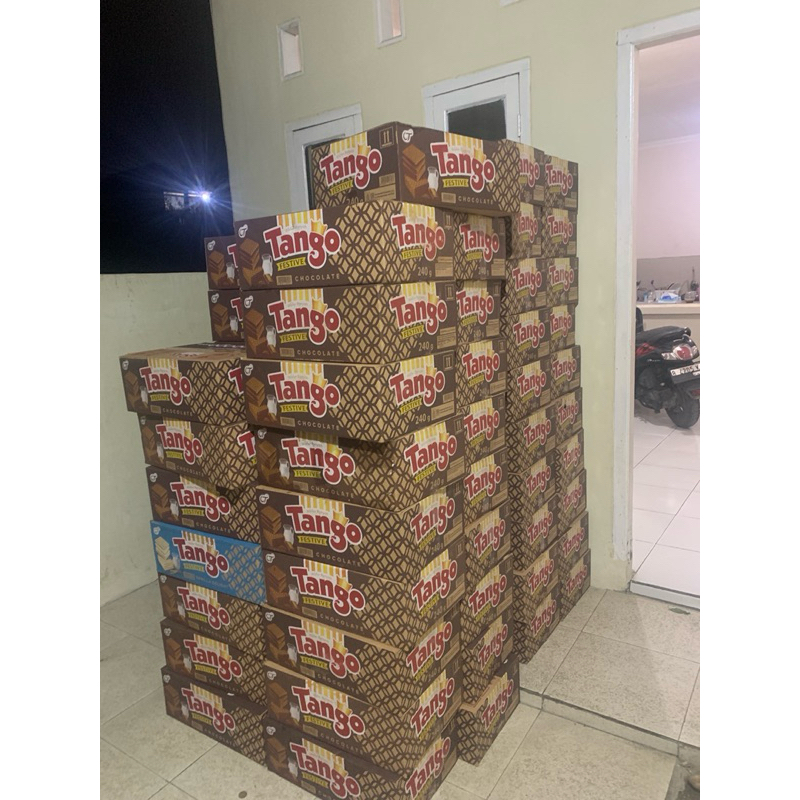 Jual 1 DUS Tango Wafer Kaleng Chocolate 240 gr / Vanilla Festive 240gr ...