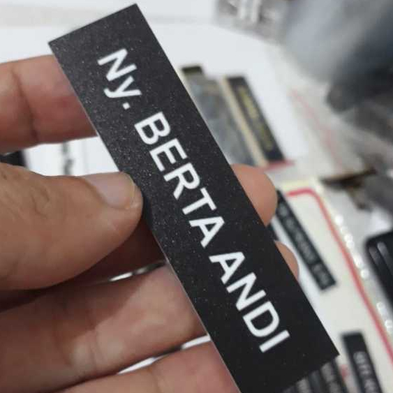 Jual Name Tag Datar Latar Full Hitam Tidak Timbul, Akrilik 2mm Putih ...