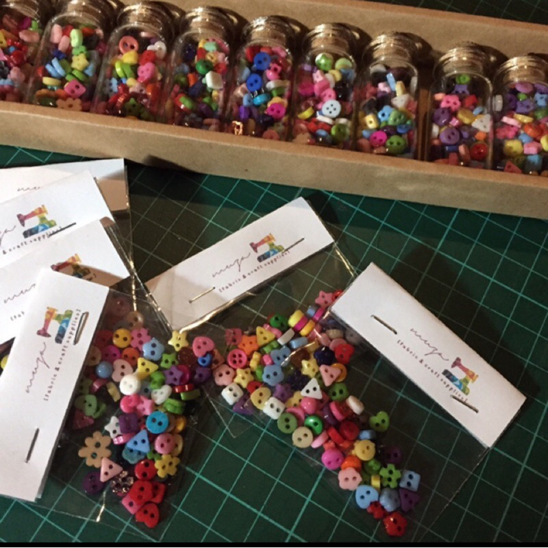 Jual Kancing mini aneka bentuk 4-6mm / kancing baju boneka | Shopee ...