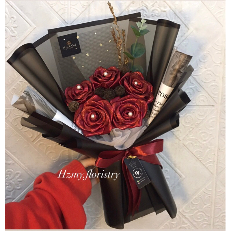 Jual Buket Bunga Mawar Satin Bouquet bunga satin | Hzmy.fllwrs | Shopee ...