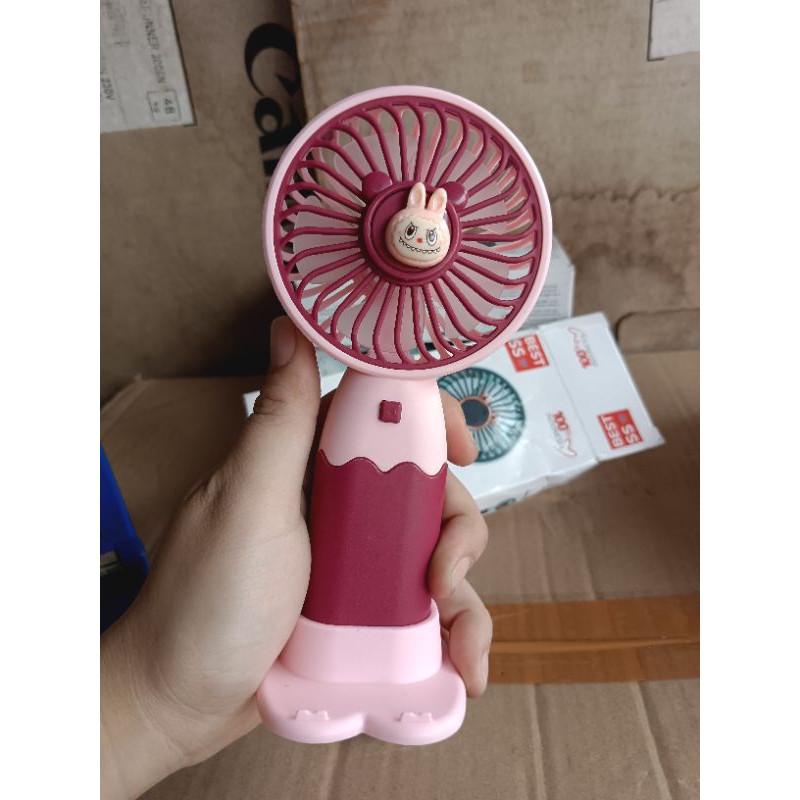 Jual kipas angin labubu portable model cas bisa stand berdiri) kipas ...