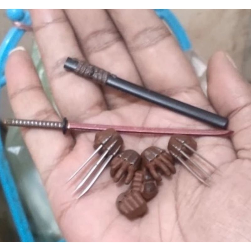 Jual Mezco Wolverine set hand + sword original | Shopee Indonesia