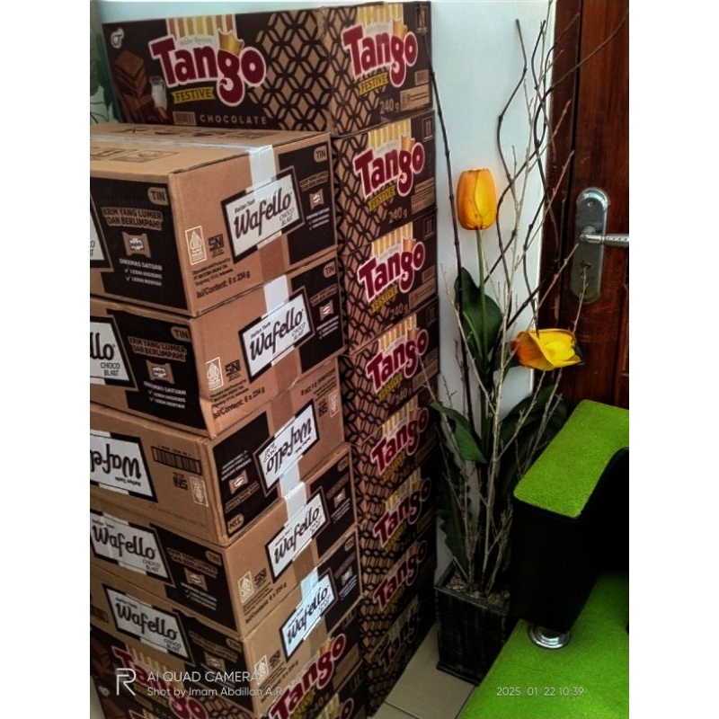 Jual Tango kaleng isi 6 pcs//tango festive chocolate | Shopee Indonesia