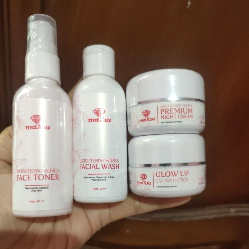 Jual Maxie Glow Skincare ECER (face wash,toner,day sunscreen,night ...
