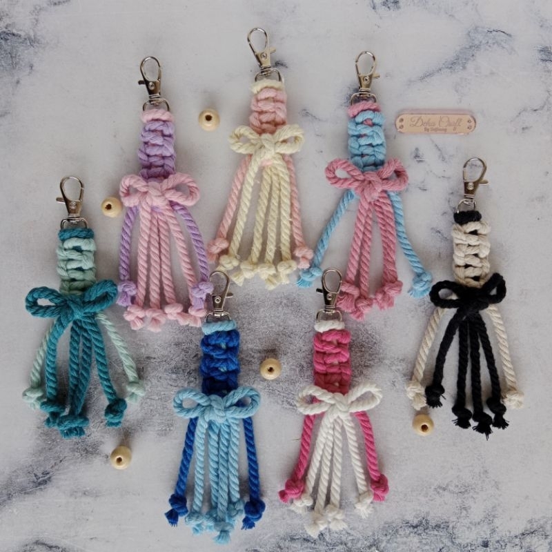Jual DHC - Keychain Makrame Ribbon/Pita | Souvenir Makrame | Gantungan ...