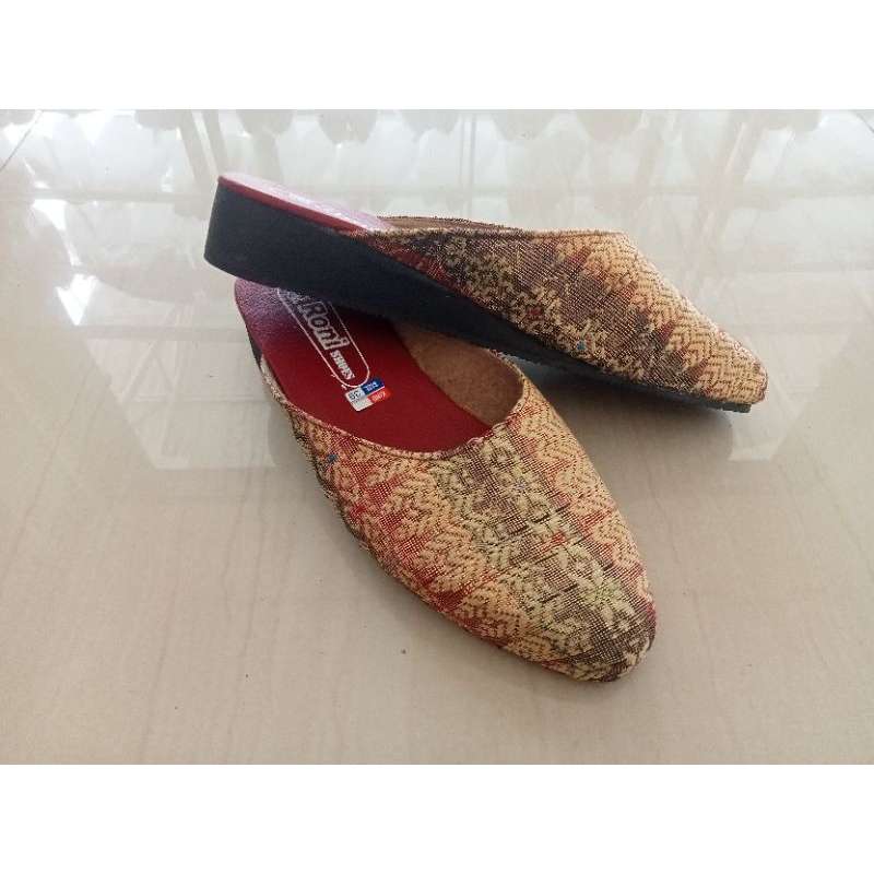 Jual Acc Padang by Roni Shoes - Kuning Sandal Wedges Sulaman Songket/ Oleh-oleh dari Sumbar ...