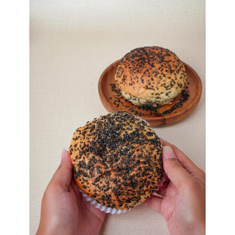 Jual Black Sesame Mochi Bread / roti mochi wijen | Shopee Indonesia