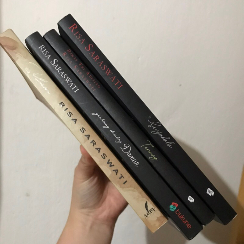 Jual risa saraswasti set gerbang dialog danur senjakala tenang silam ...