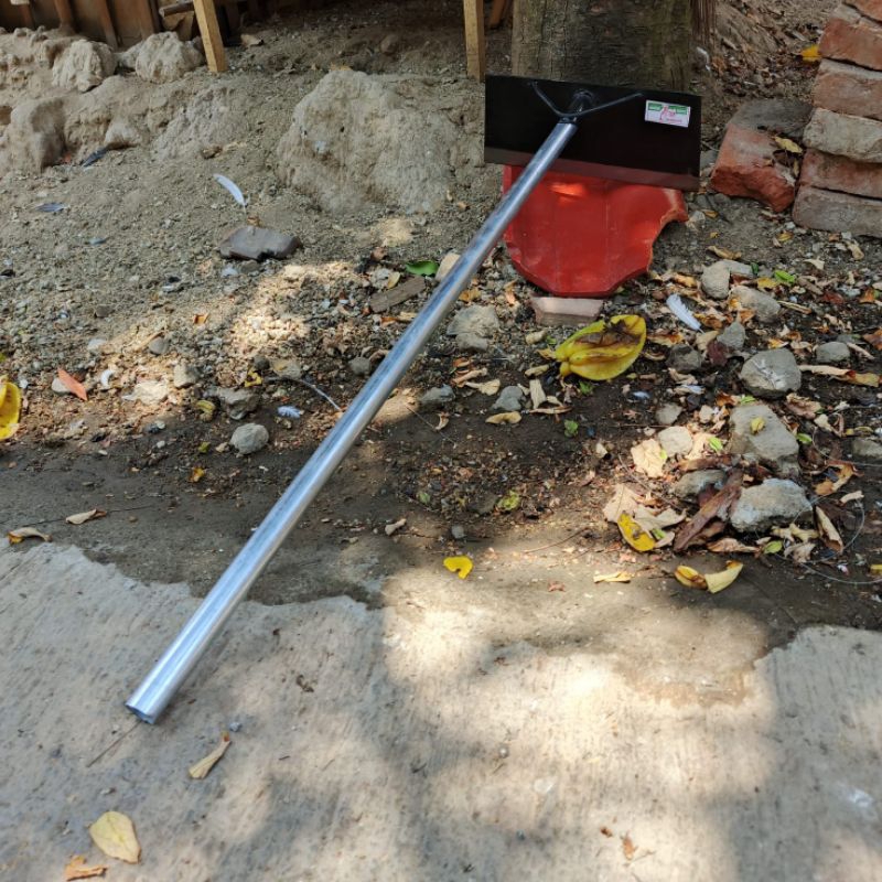 Jual Cangkul lebar gagang pipa besi kuat/ alat garukan rumput, sampah ...