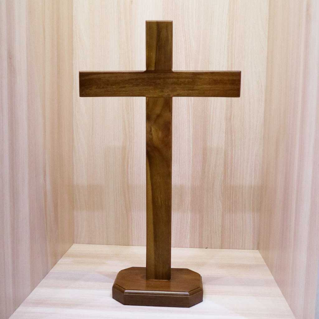 Jual Salib Duduk Kristen Kayu Jati 50cm Protestan Pajangan Salib Meja ...
