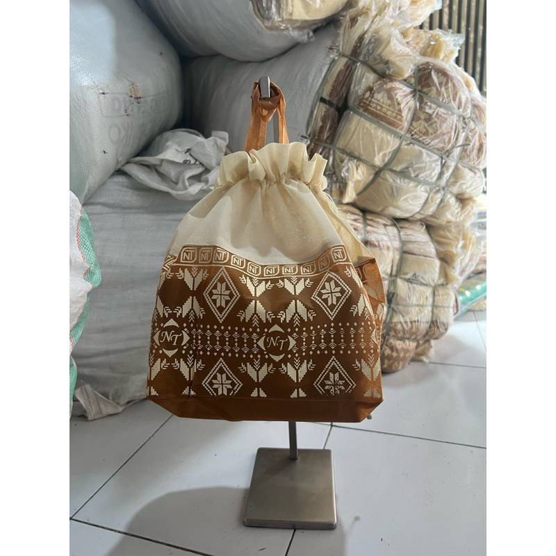 Jual (1 LUSIN = 12 PCS) GOODIE BAG TAS HAJATAN SERUT 22X22 CM TINGGI 28 CM / TAS SPUNBOND / TAS ...