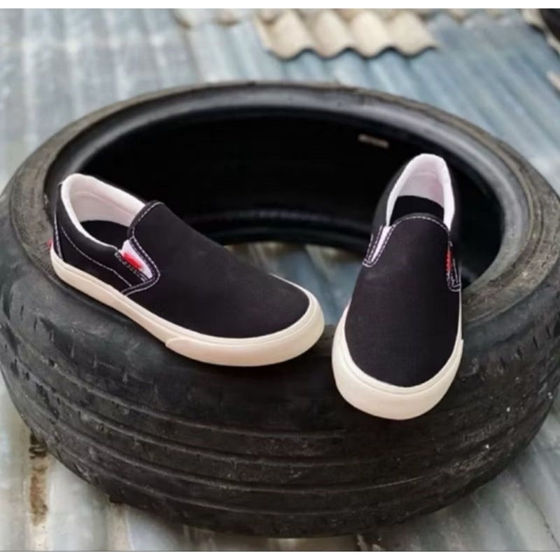 Jual preloved sepatu merk WARRIOR arthur black white slip on | Shopee ...