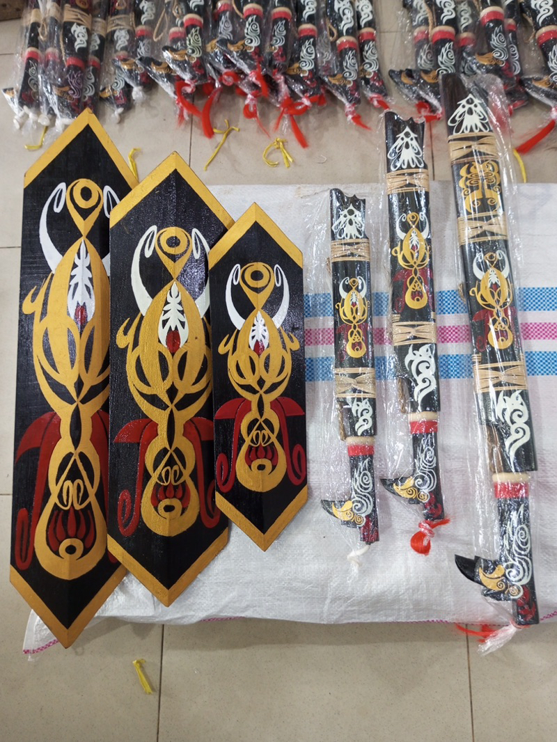 Jual AKSESORIES PERISAI MANDAU KAYU - MANDAU IMITASI KAYU DAYAK ...