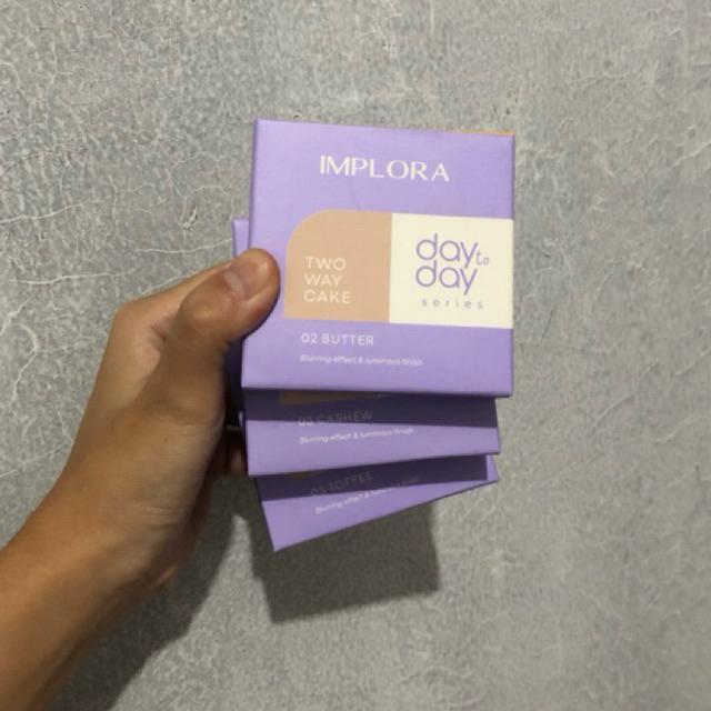 Jual (PRELOVED) Implora Day to Day Two Way Cake | Shopee Indonesia