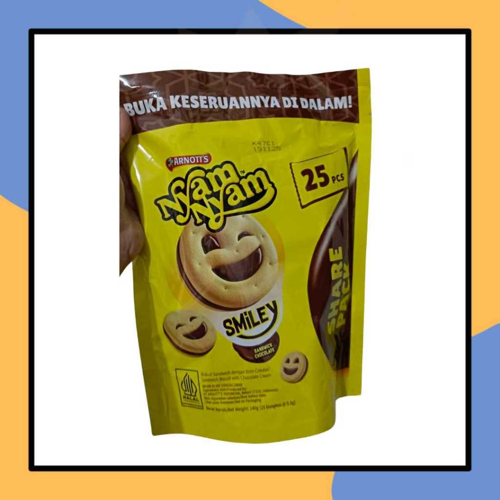 Jual Nyam Nyam Smiley 140g Pouch Biskuit Sandwich Dengan Krim Cokelat ...